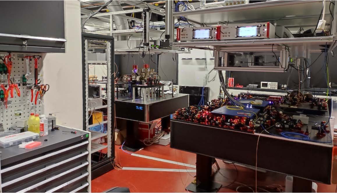 Probing and simulating universal dynamics in dipolar quantum systems ...